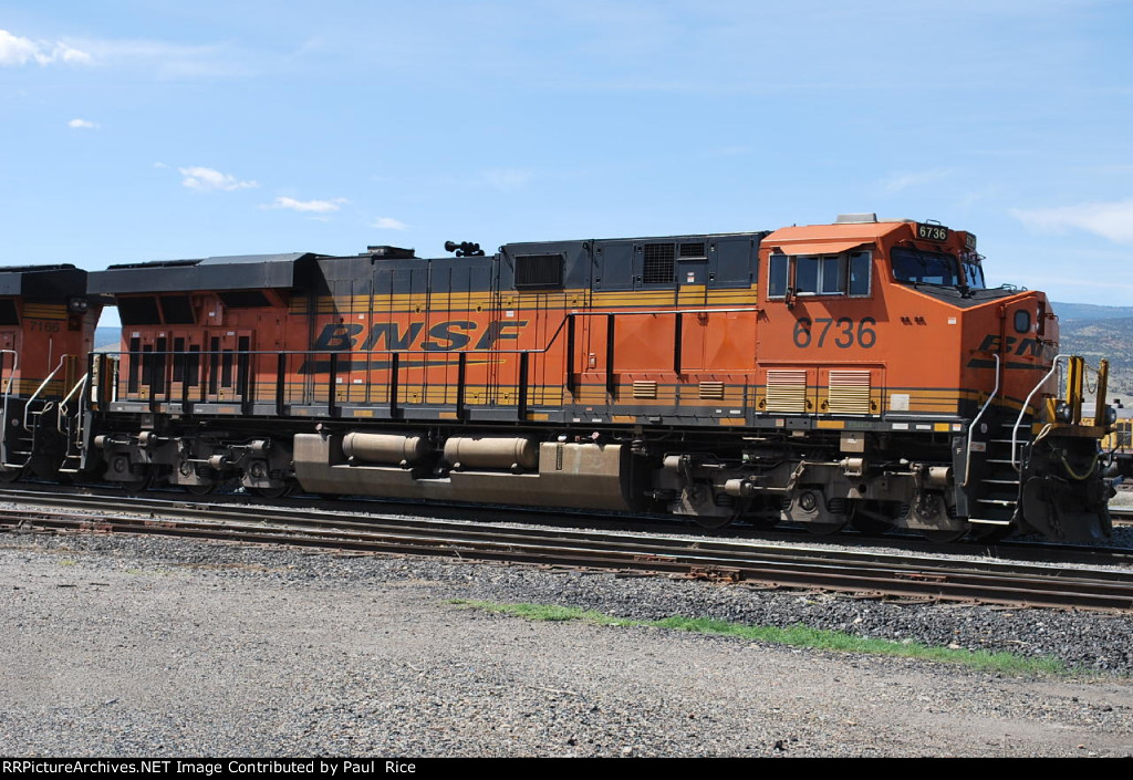 BNSF 6736